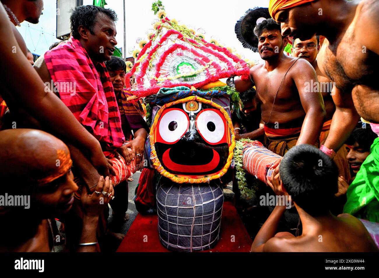 A group of priest seen offering prayers to Lord Jagannath during the ...