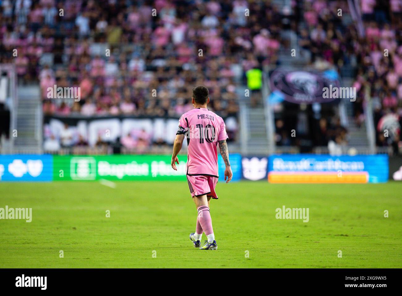 FORT LAUDERDALE, FLORIDA - JUNE 01: Lionel Messi #10 of Inter Miami ...
