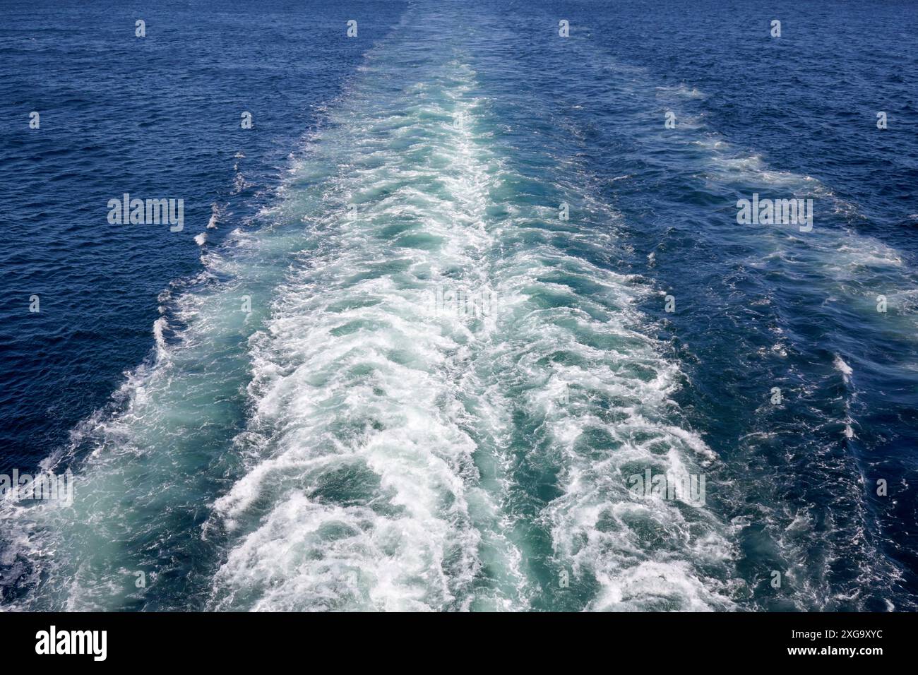 A deep blue ocean wake in the Pacific Ocean Stock Photo - Alamy