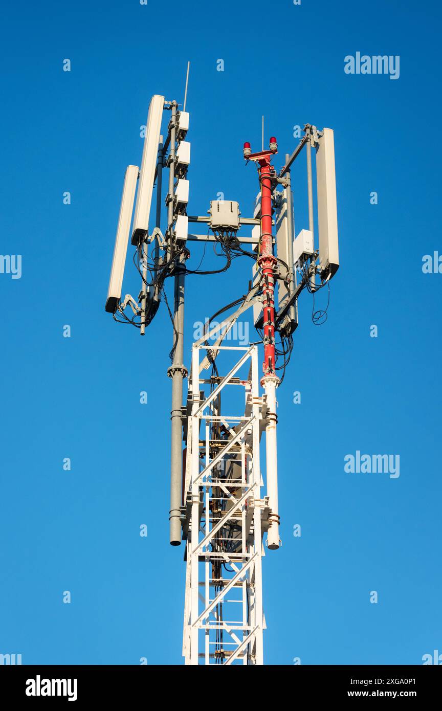 Telecommunications telephone transmitter tower hi-res stock photography ...
