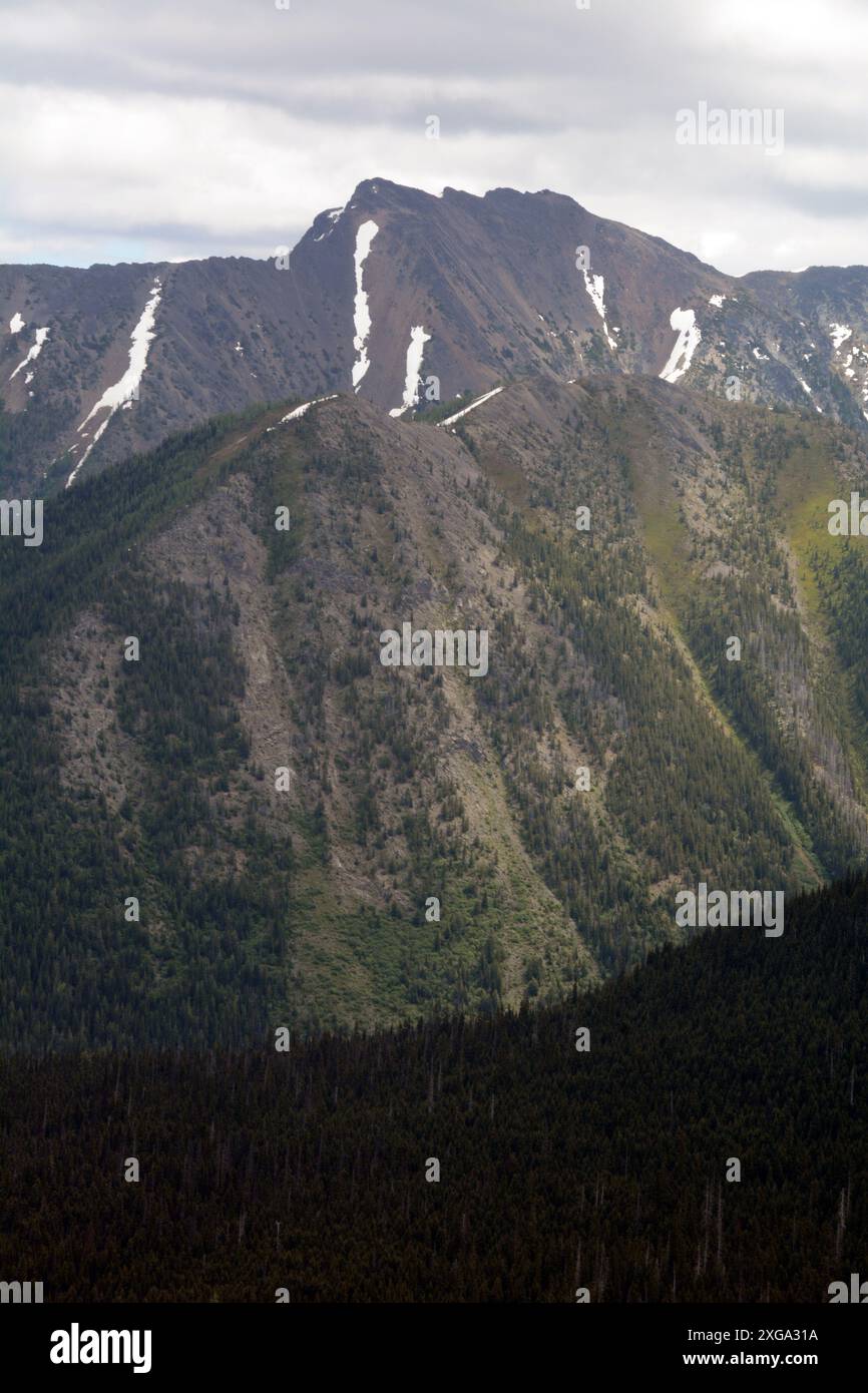 The peaks and ridges of the Hozameen range in the Canadian North ...
