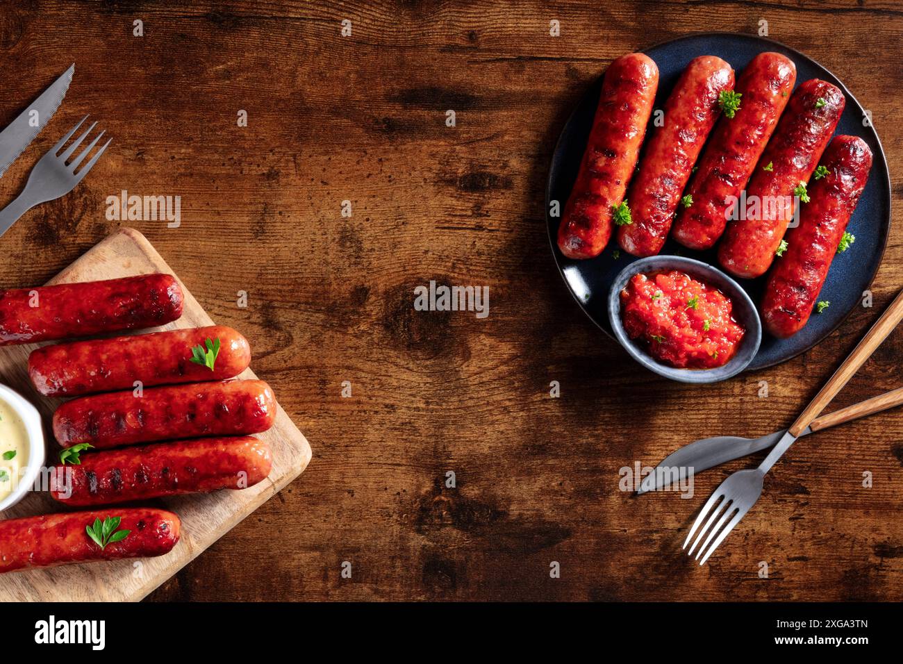 Grilled sausages banner with copy space. German bratwurst, overhead ...