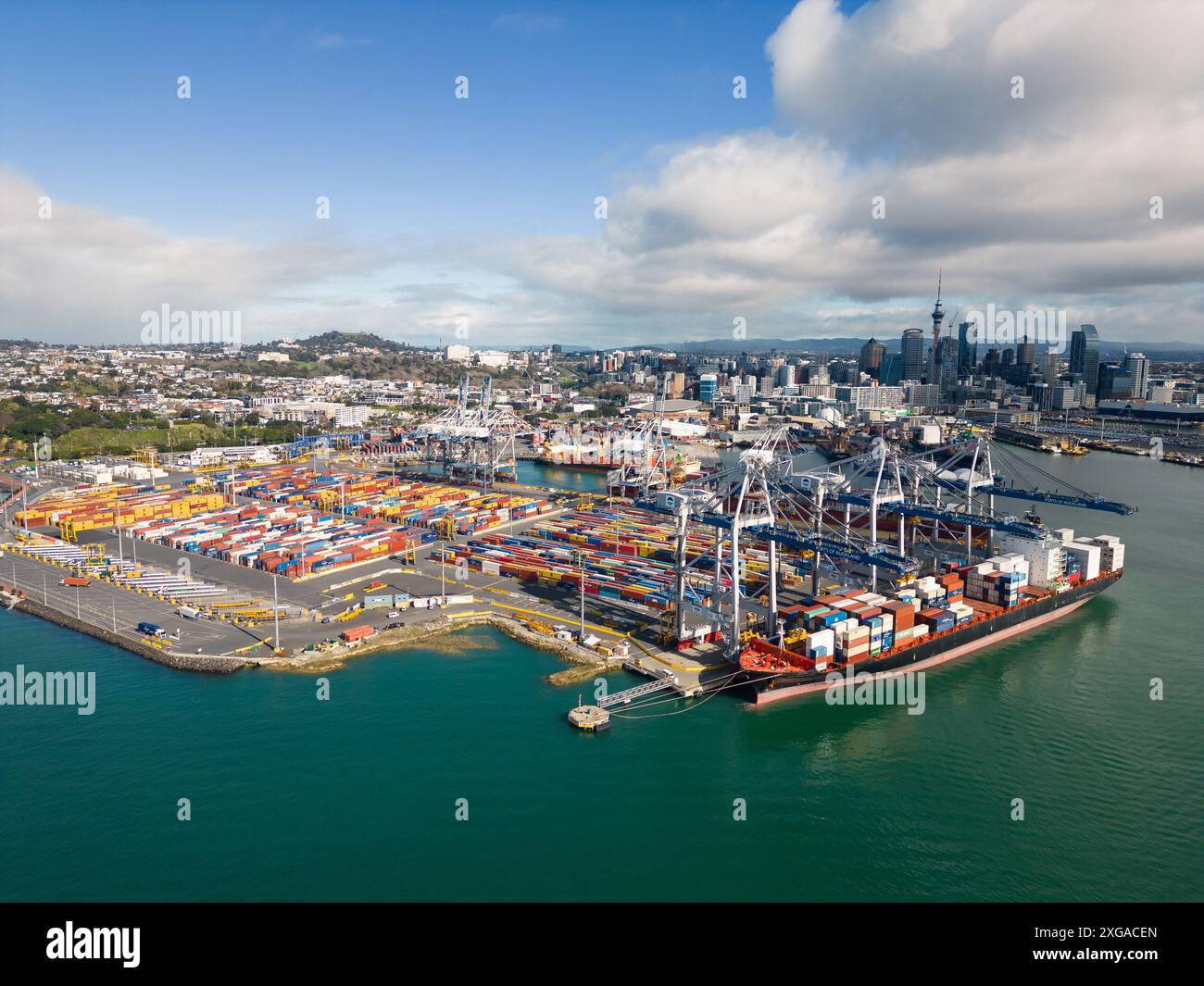 Container ship at docks hi-res stock photography and images - Alamy