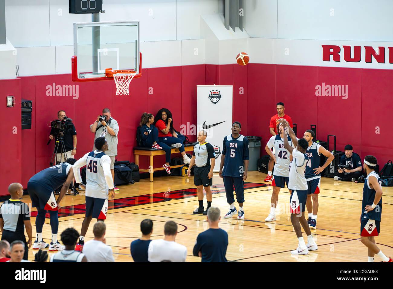 Lebron james basketball dunk hi-res stock photography and images - Alamy
