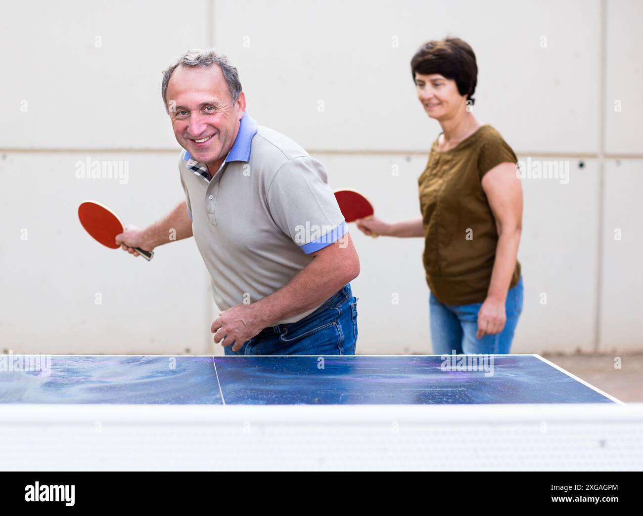 Mature couple playing ping pong Stock Photo - Alamy