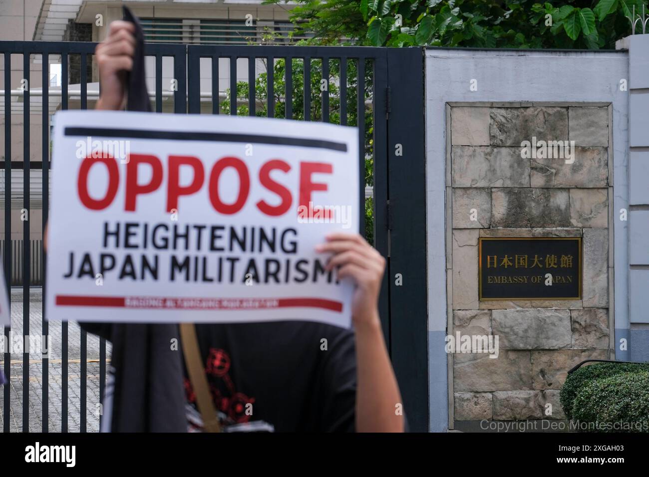 Filipino progressive groups protest in front of the Embassy of Japan in ...