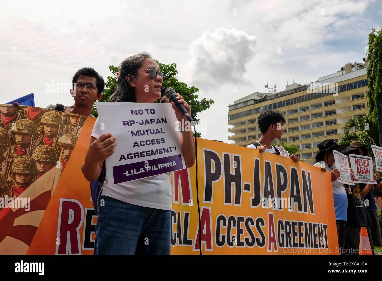 Filipino progressive groups protest in front of the Embassy of Japan in ...
