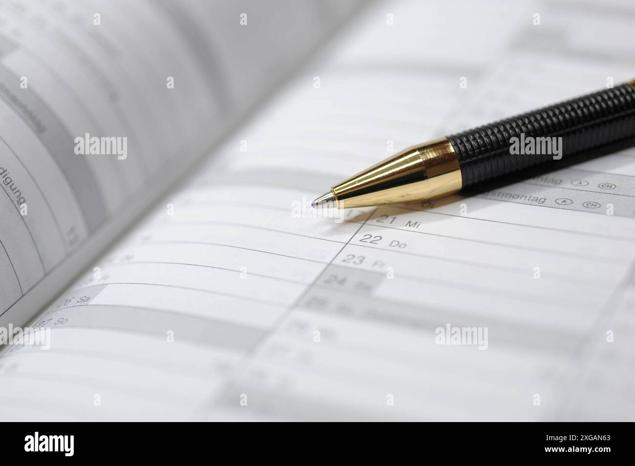 Kalender Ein Stift liegt auf einem offenen Kalender *** Calendar A pen ...