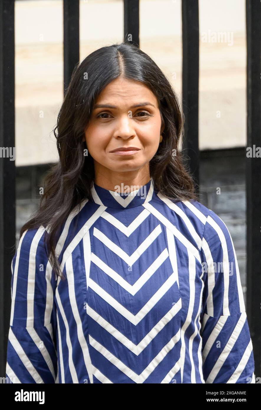 Akshata Murty - wife of Rishi Sunak - stands behind her husband in ...