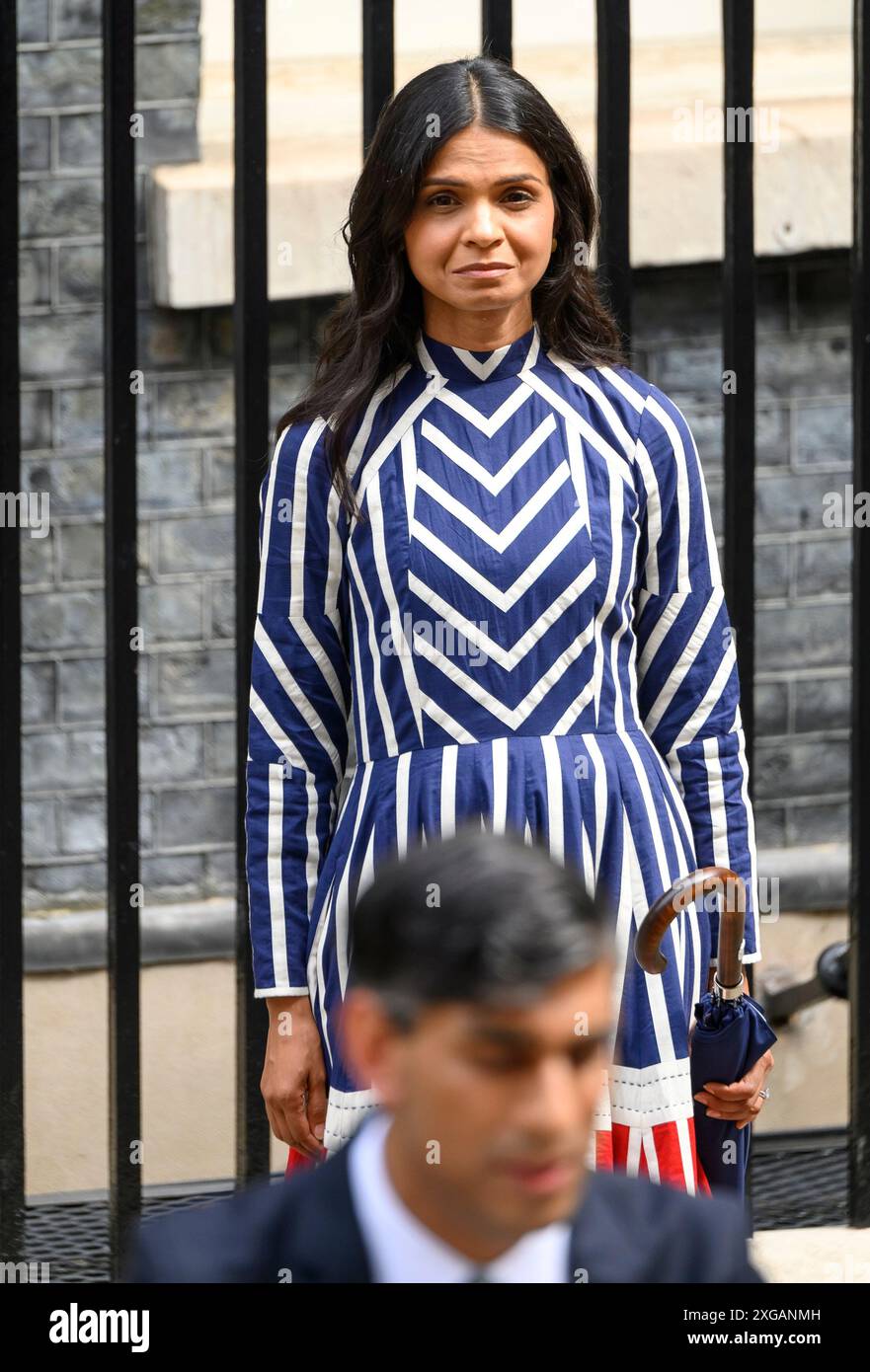 Akshata Murty - wife of Rishi Sunak - stands behind her husband in ...