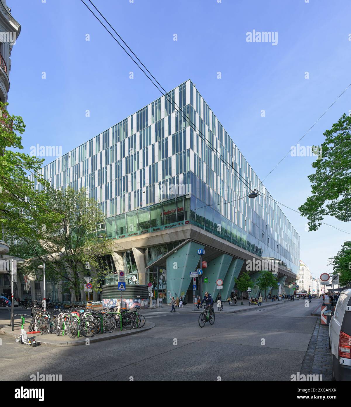 Commercial building shopping centre hi-res stock photography and images ...