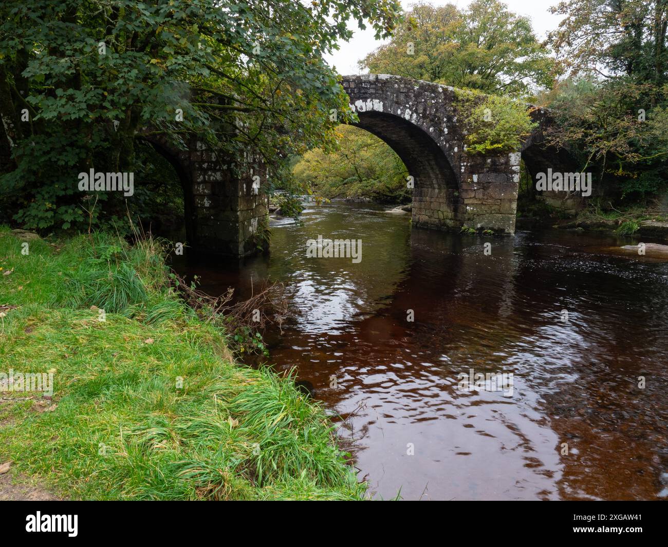 Huccaby Bridge and the West Dart river, Dartmoor National Park, Devon ...