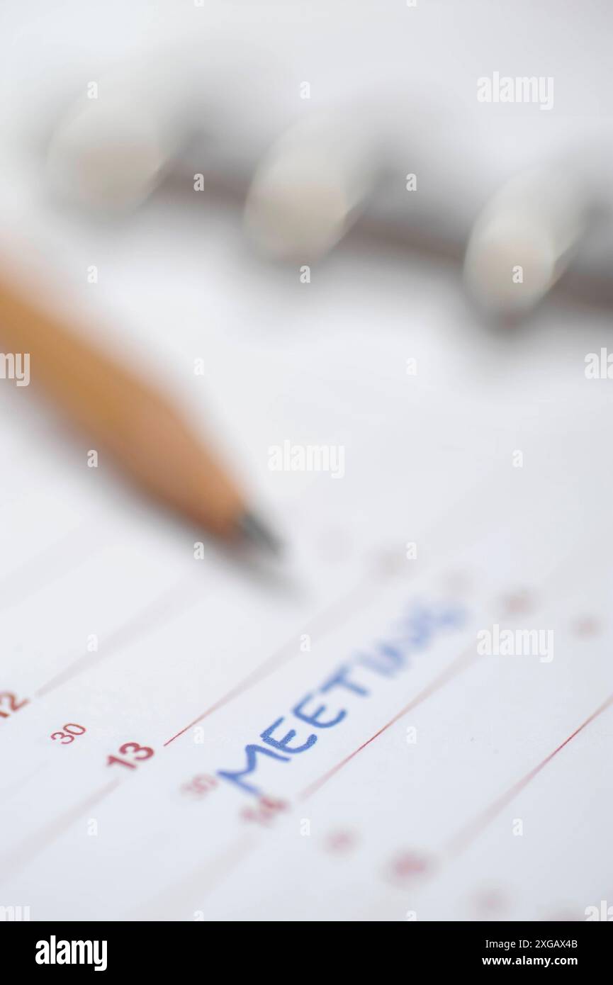 Kalender Ein Stift liegt auf einem offenen Kalender *** Calendar A pen ...