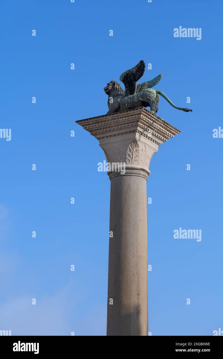 Lion pillar hi-res stock photography and images - Alamy