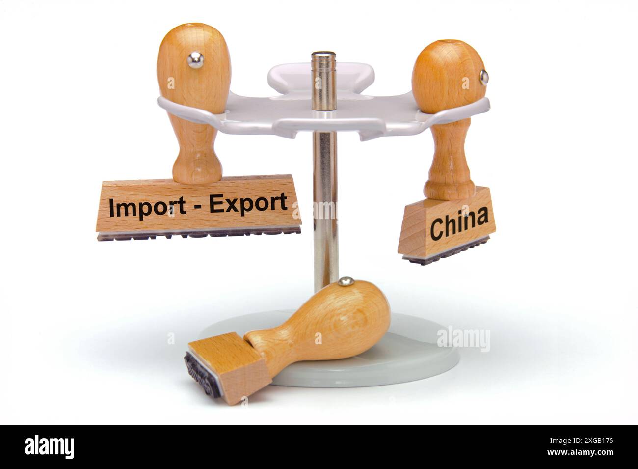 Import - Export Ein Holzstempel ist beschriftet mit dem Aufdruck Import ...