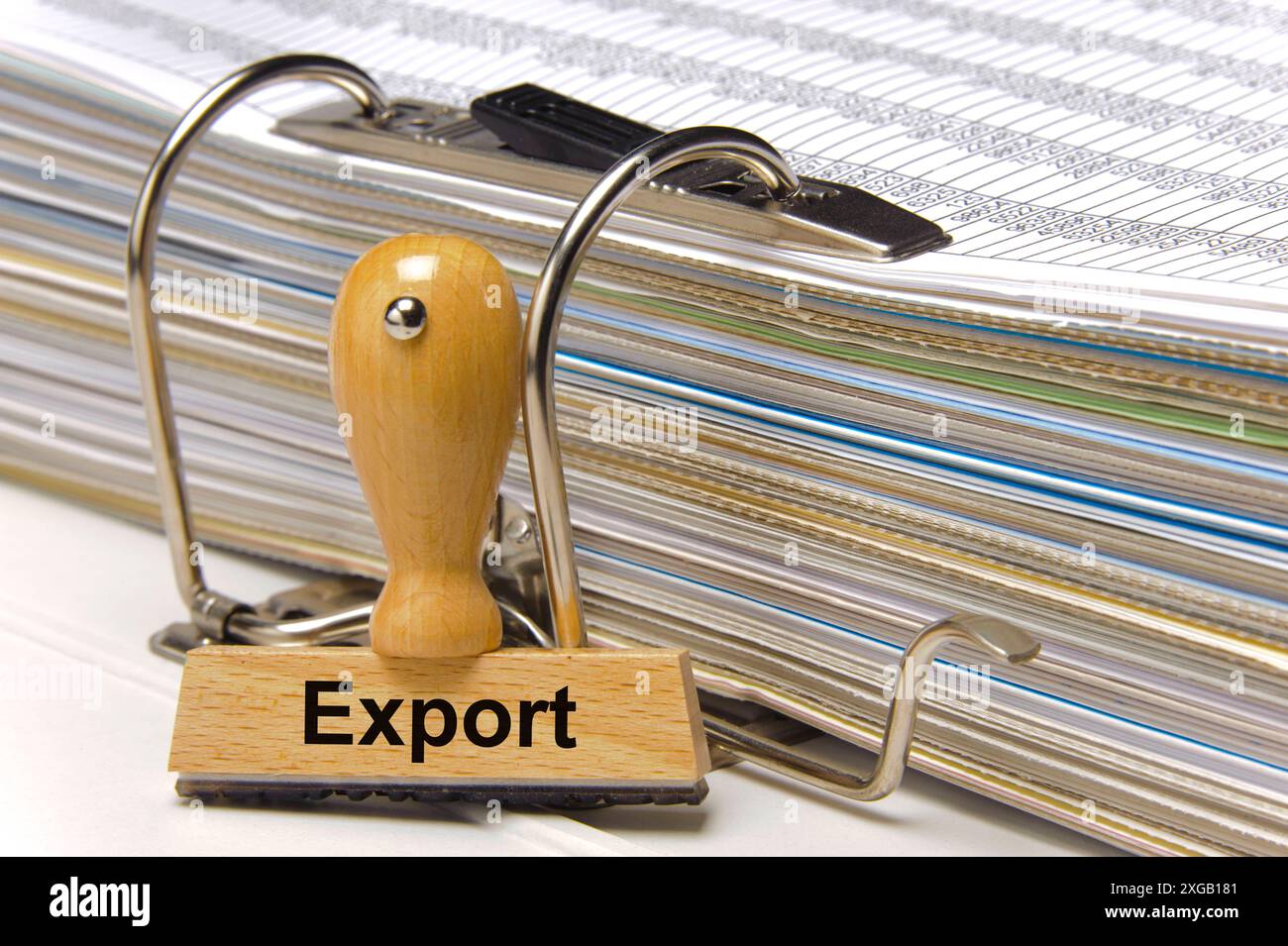 Import - Export Ein Holzstempel ist beschriftet mit dem Aufdruck Export ...