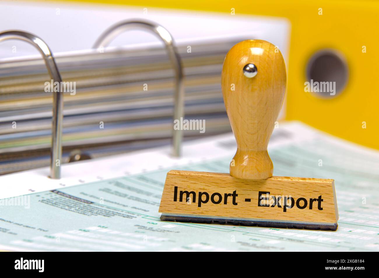 Import - Export Ein Holzstempel ist beschriftet mit dem Aufdruck Import ...