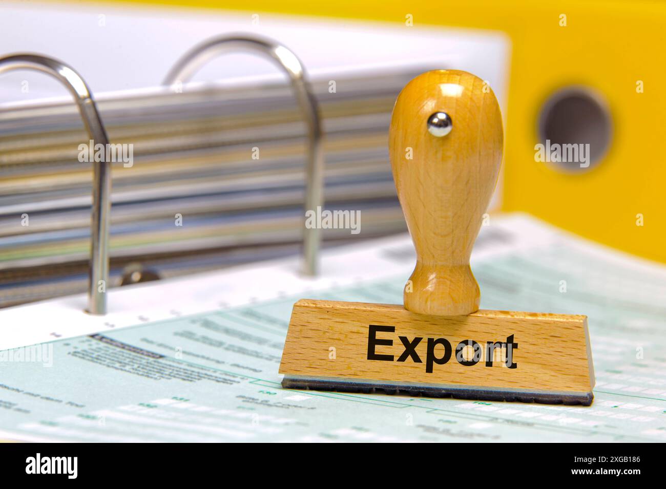 Import - Export Ein Holzstempel ist beschriftet mit dem Aufdruck Export ...