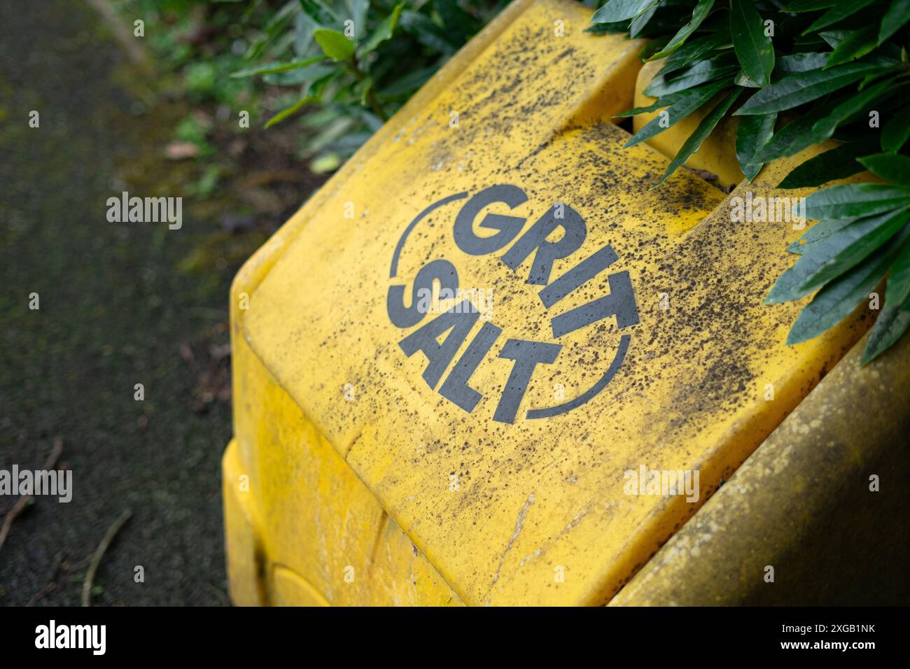 Yellow grit box hi-res stock photography and images - Alamy