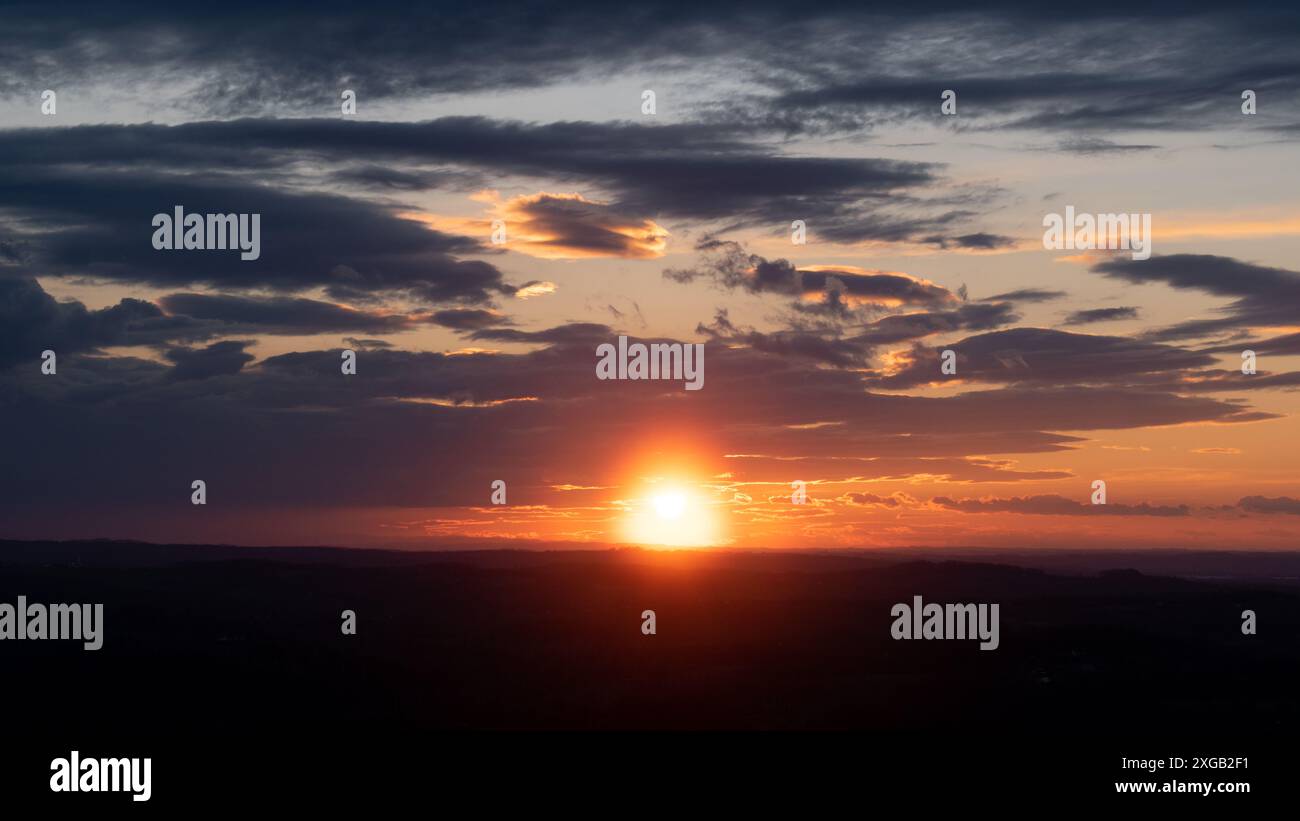 Glowing sun setting hi-res stock photography and images - Alamy