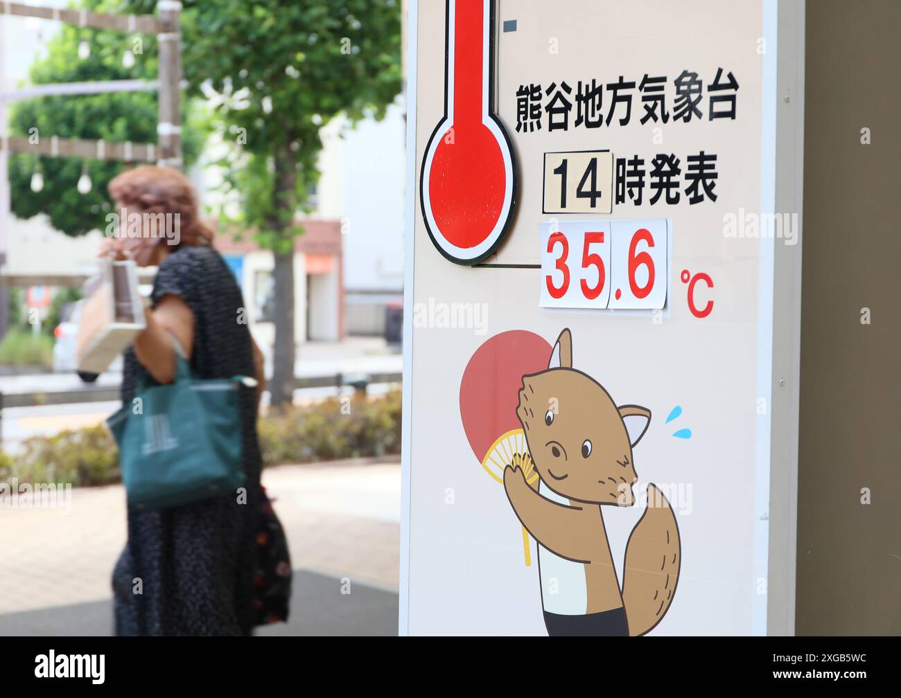 Tokyo, Japan. 8th July, 2024. A shopper passes a large thermometer ...