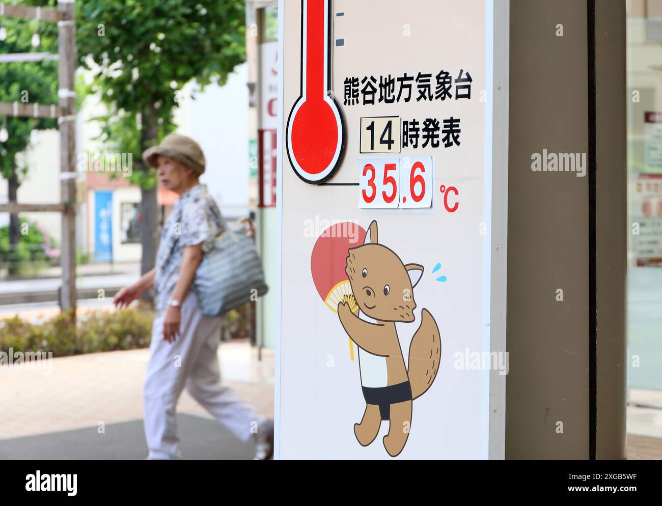 Tokyo, Japan. 8th July, 2024. A shopper passes a large thermometer ...