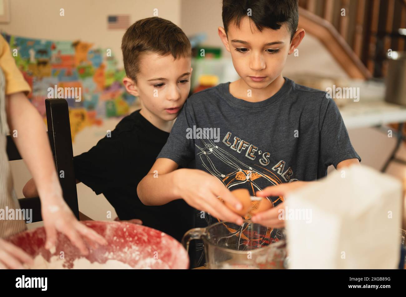 Hands cracking egg hi-res stock photography and images - Alamy