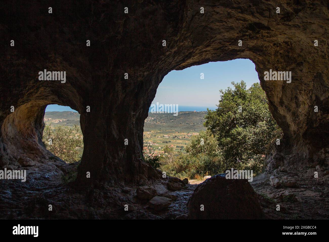 Black cave hi-res stock photography and images - Alamy