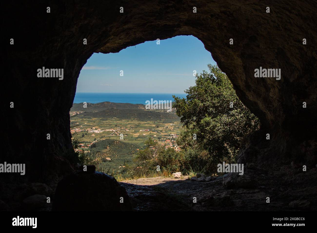 Black cave hi-res stock photography and images - Alamy