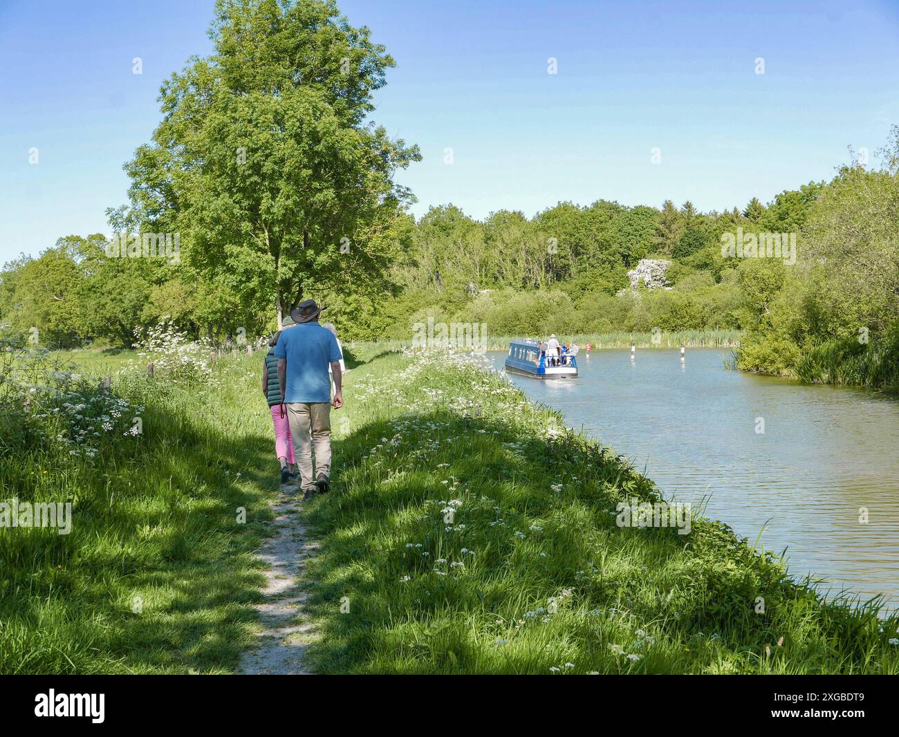 The Kennet and Avon Canal Tow path near Pewsey Stock Photo - Alamy