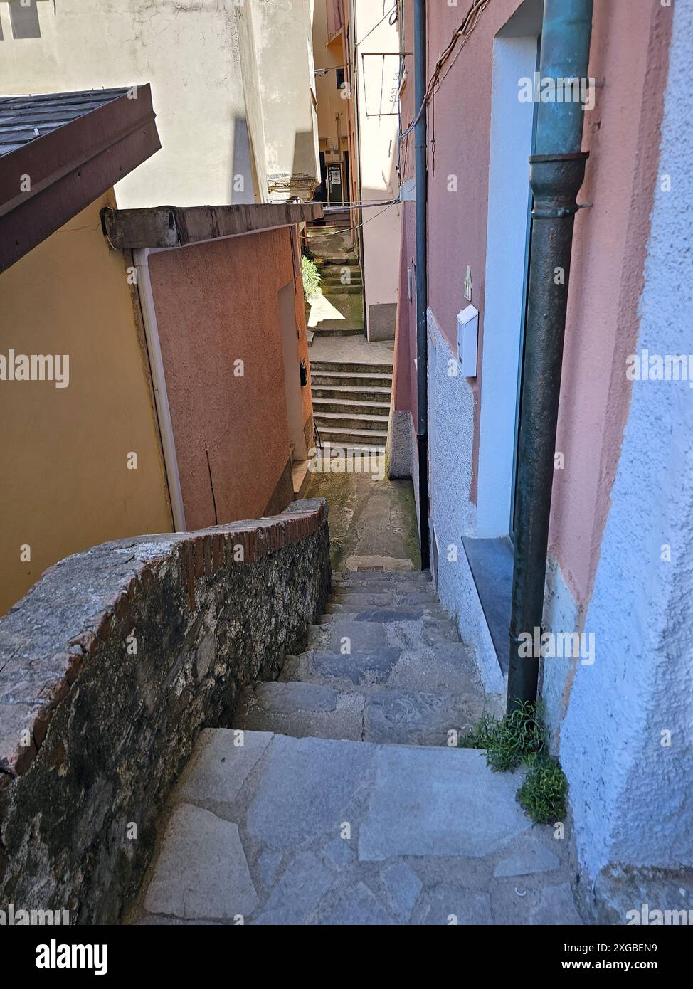 Manarola homes and stone stairs hi-res stock photography and images - Alamy