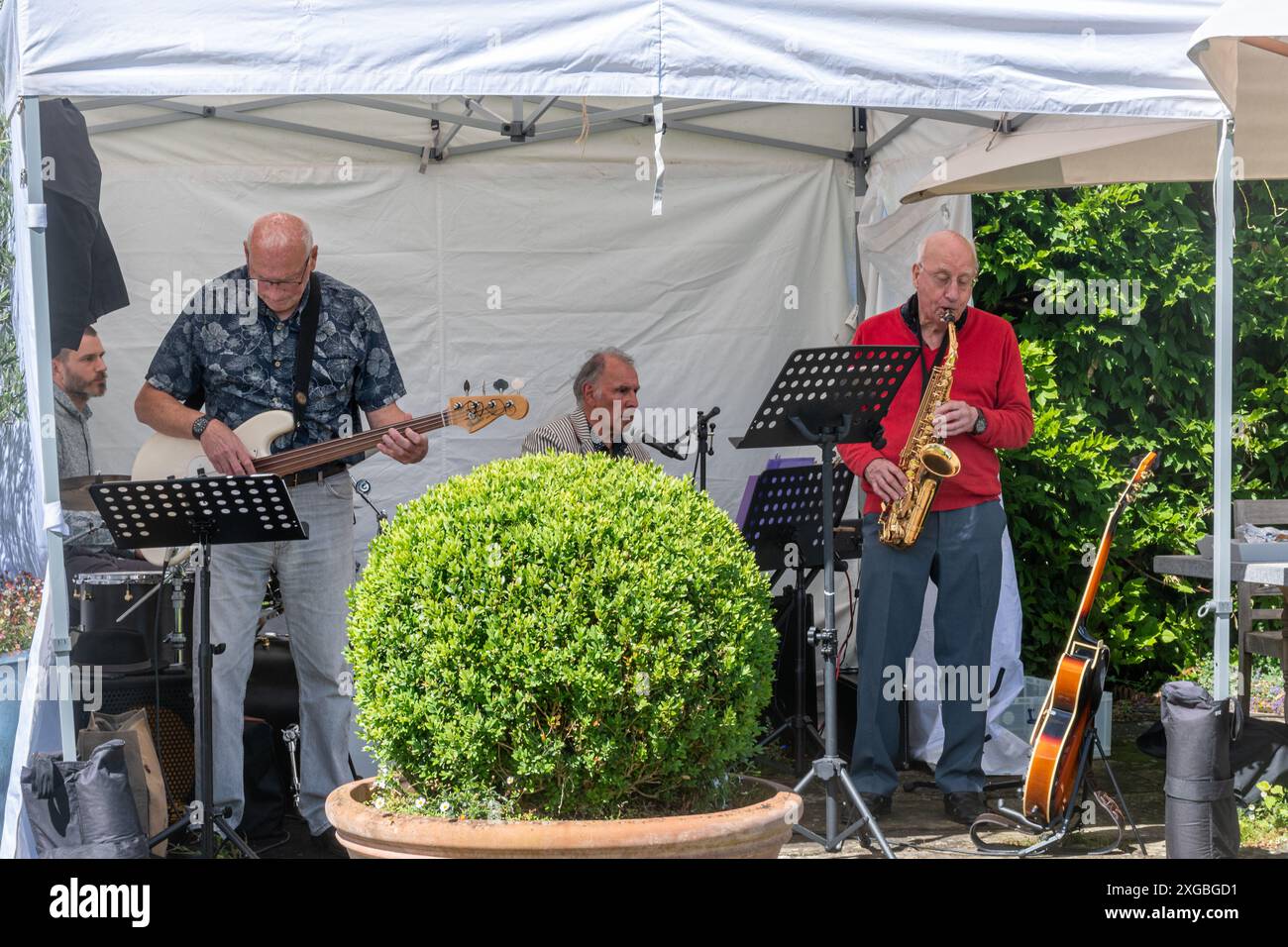 Group of older men band hi-res stock photography and images - Alamy