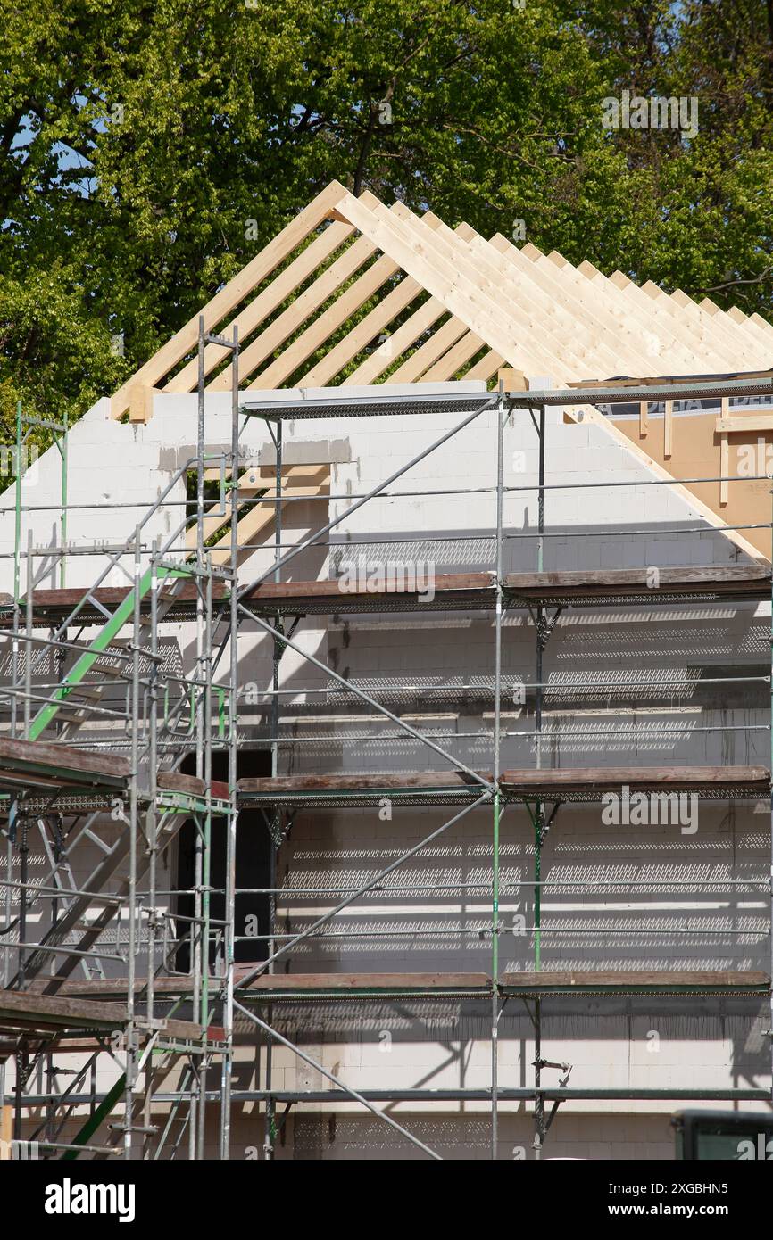 Roof truss, scaffolding, house facade, shell construction, residential ...