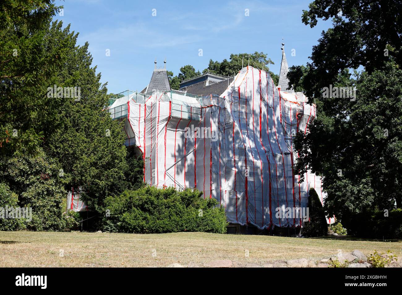 Villa, Construction site, Scaffolding, Old building, Renovation ...