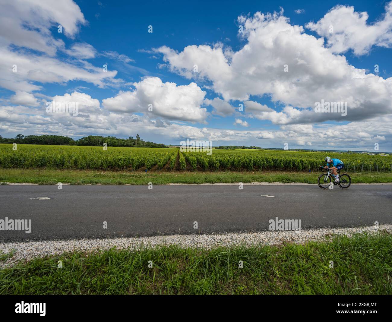 Mark Cavendish, Astana-Qazaqstan, fighting to regain the peloton in ...