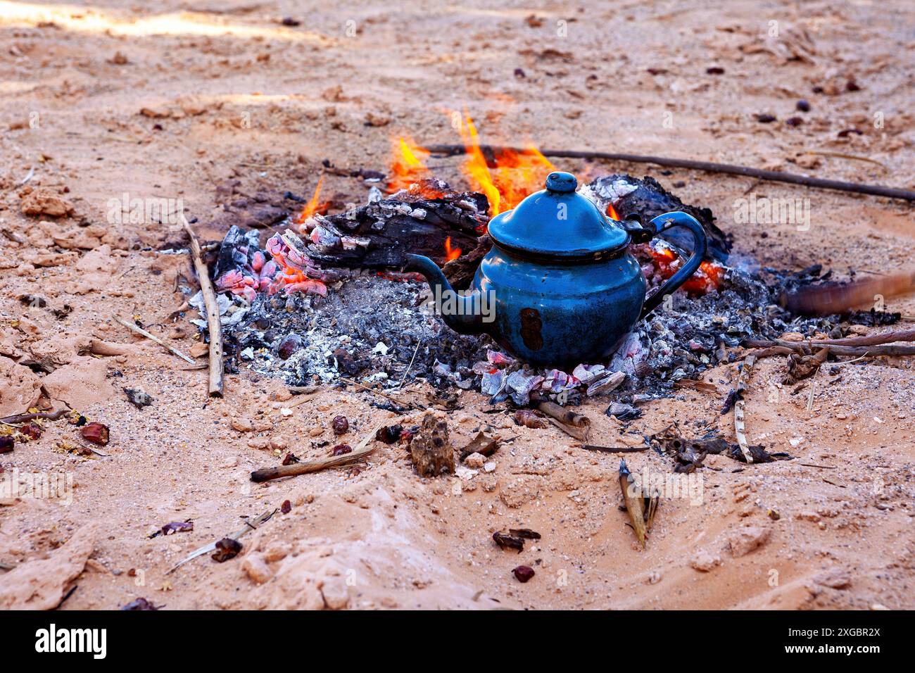 Campfire in the Sahara Desert in Algeria Stock Photo - Alamy