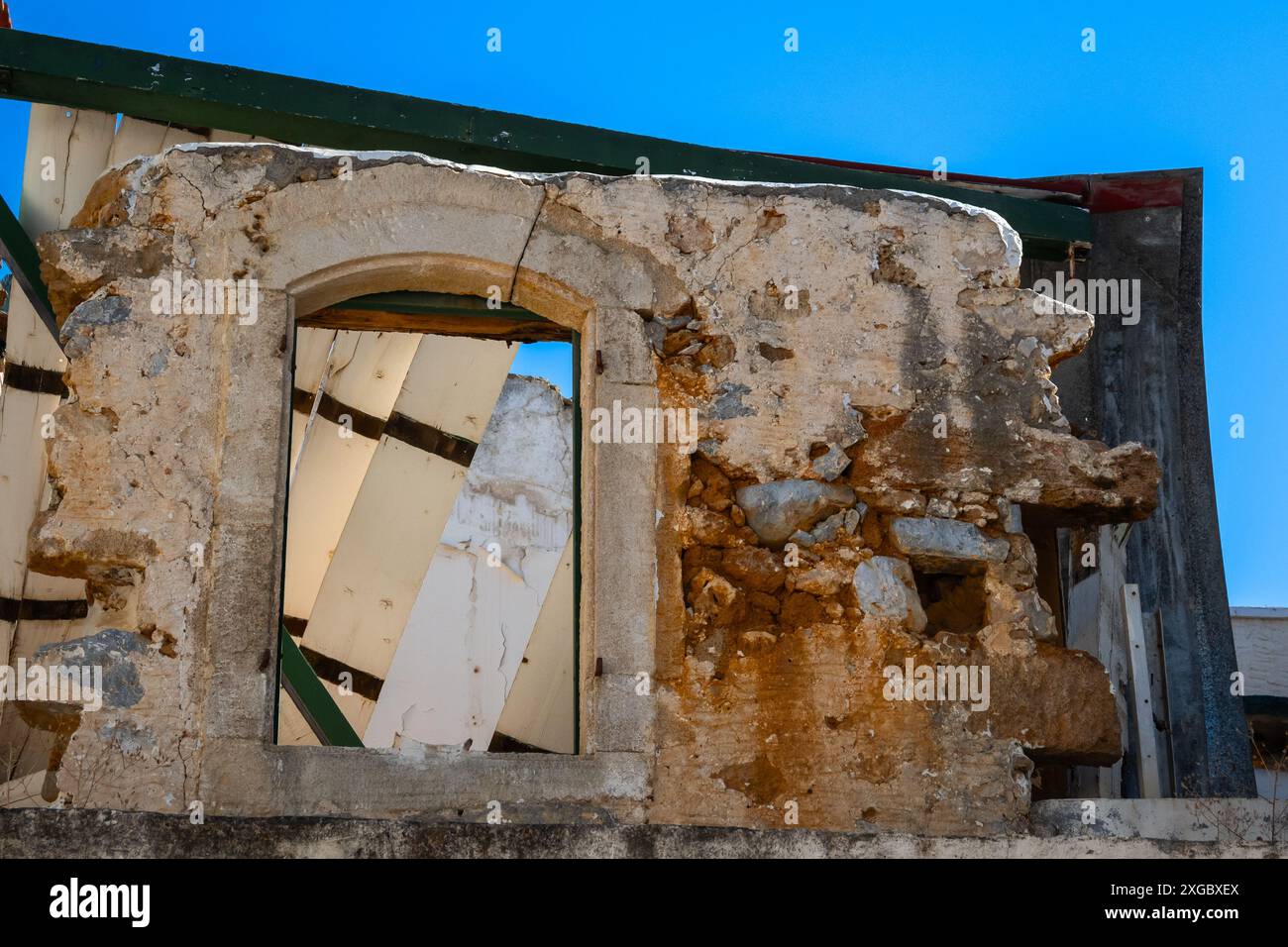 Old destroyed house hi-res stock photography and images - Alamy