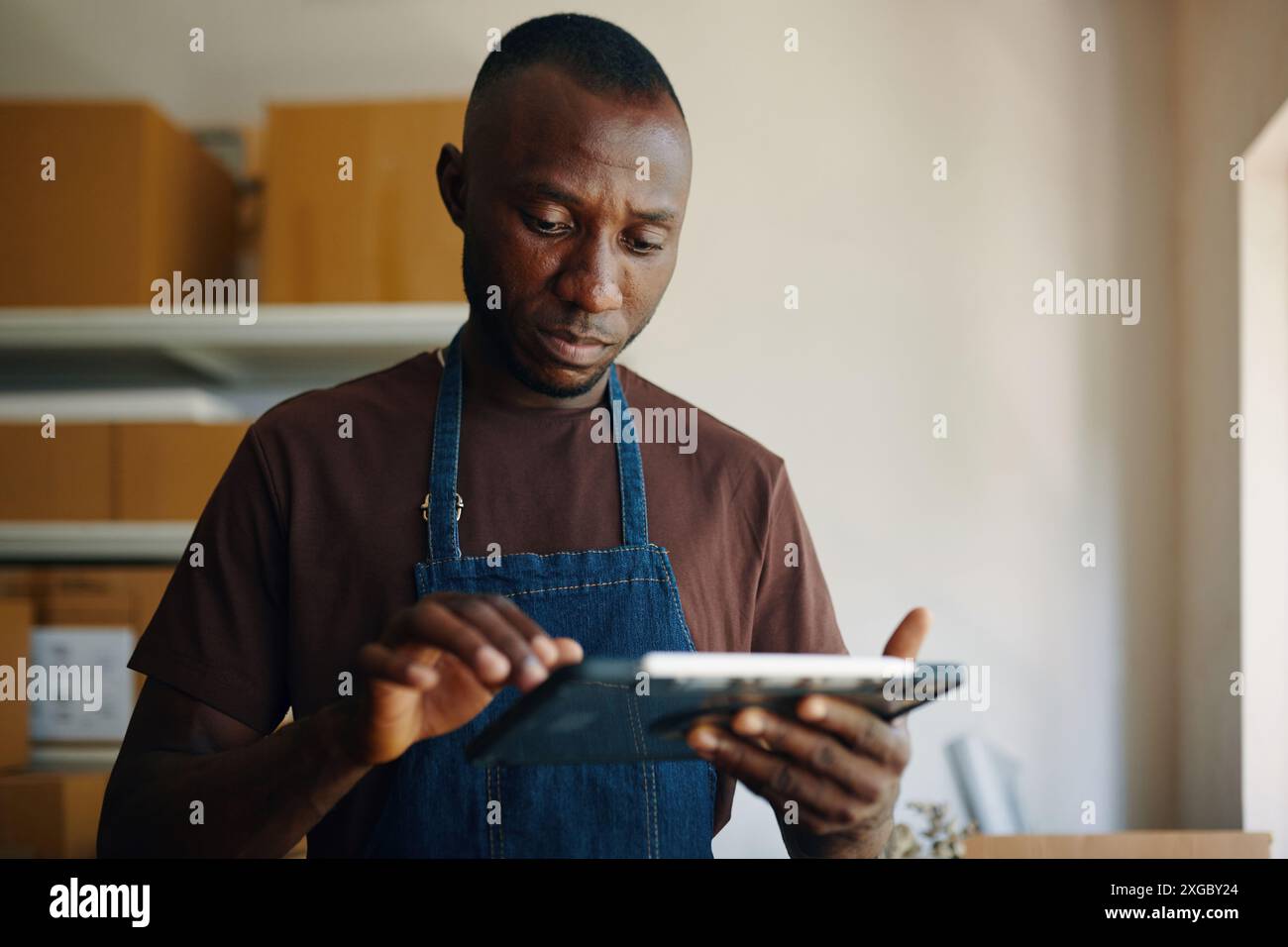 Warehouse worker using tablet hi-res stock photography and images - Alamy