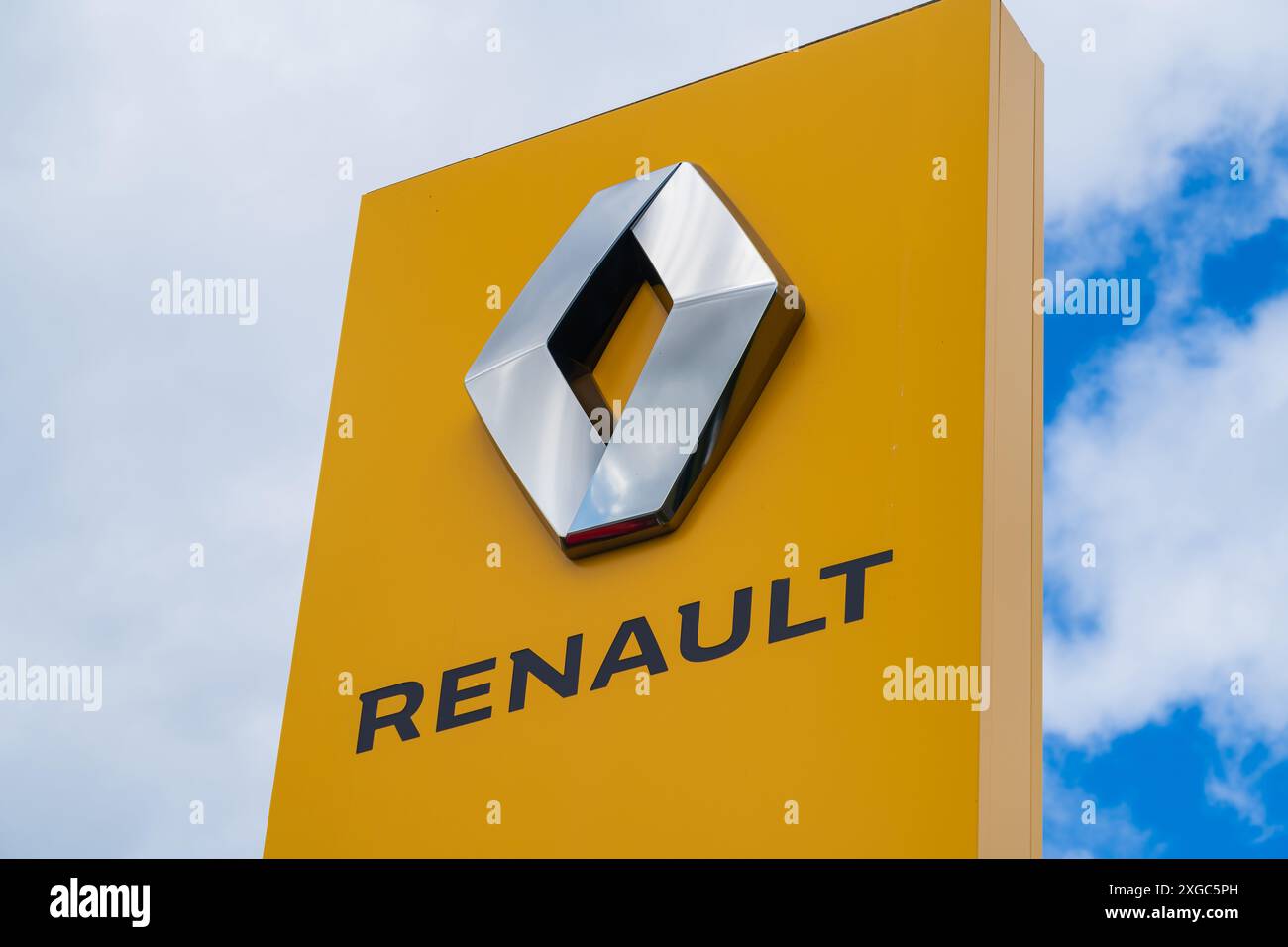 Telford, UK - July 8th 2024: Renault motor company logo and name ...
