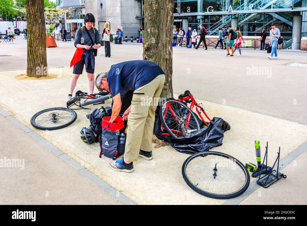 Canadian couple dismantling Kunstadt aluminium touring bicycles for ...