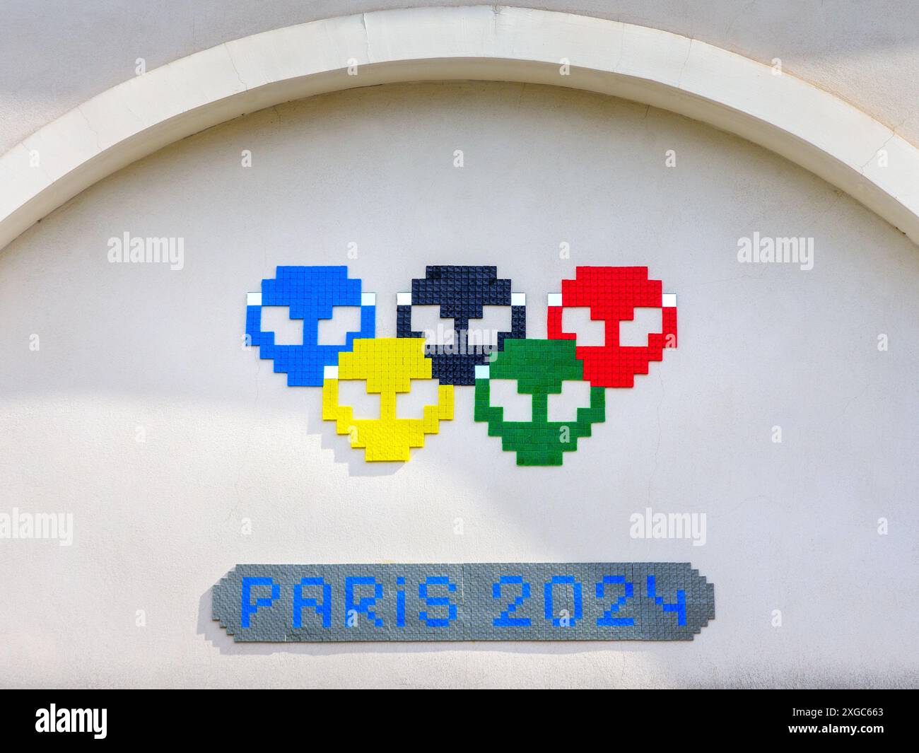 ET / Alien heads in colours of the Olympic rings by street artist ...