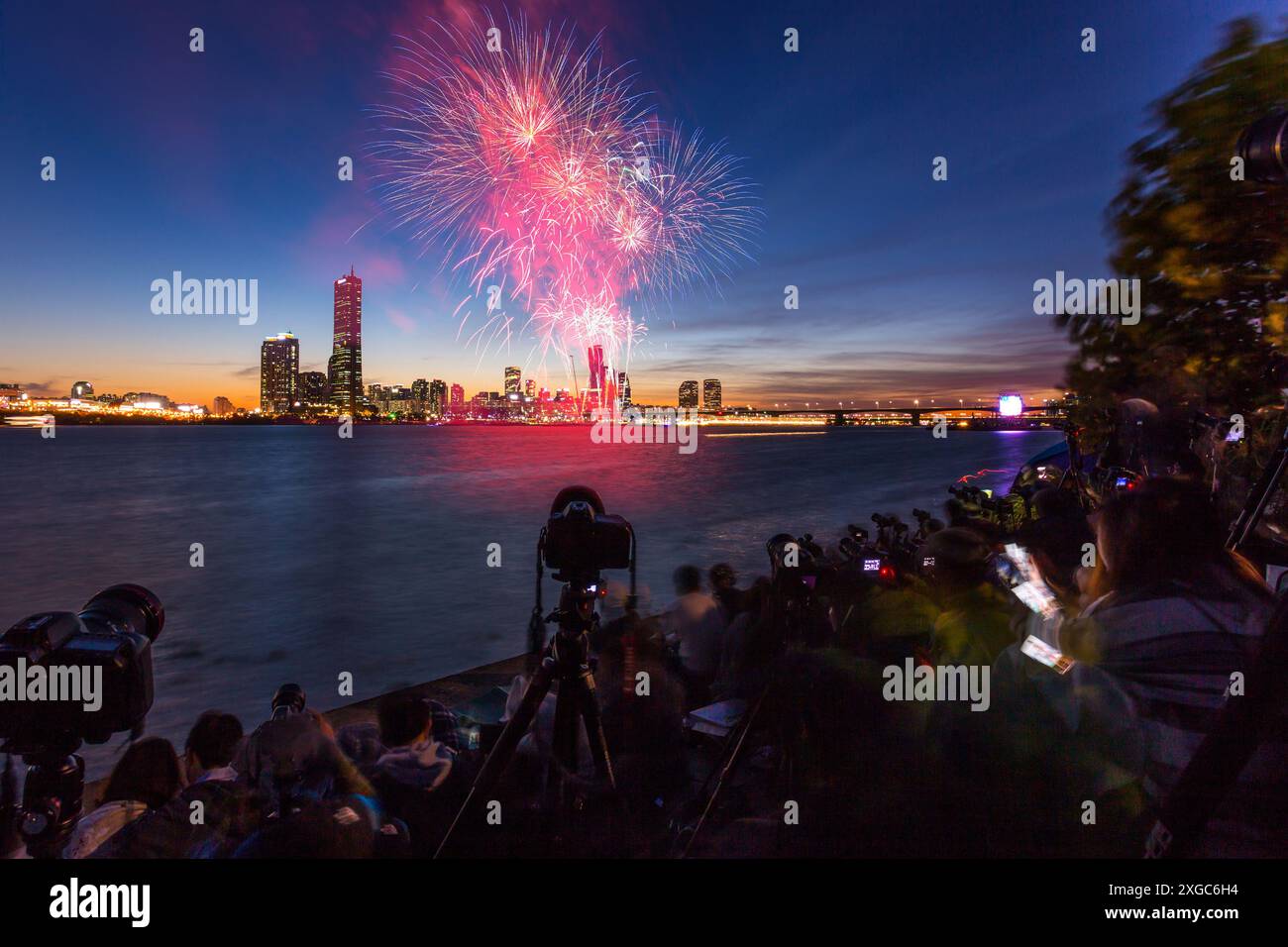 Fireworks along the Han River in International Fireworks Festival at ...