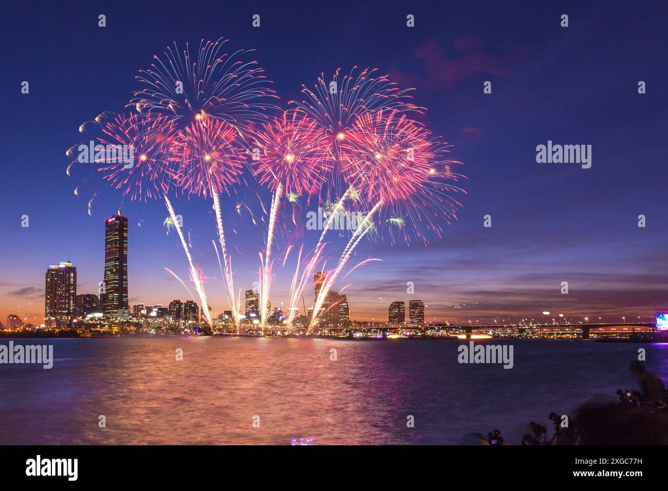 Fireworks along the Han River in International Fireworks Festival at ...
