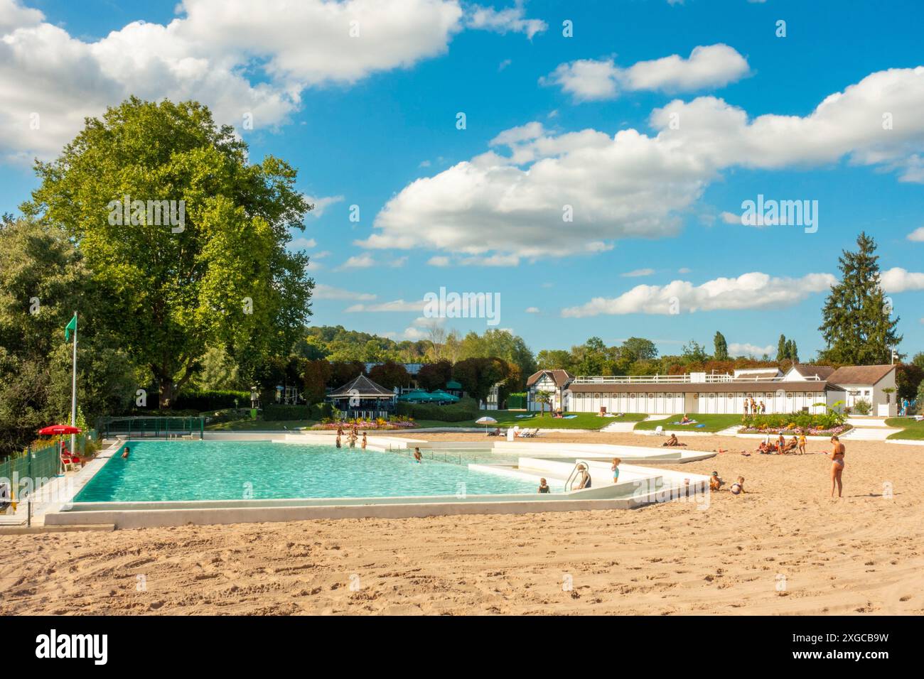 France, Val d'Oise (95), L'Isle-Adam, swimming pool on Isle Adam beach ...