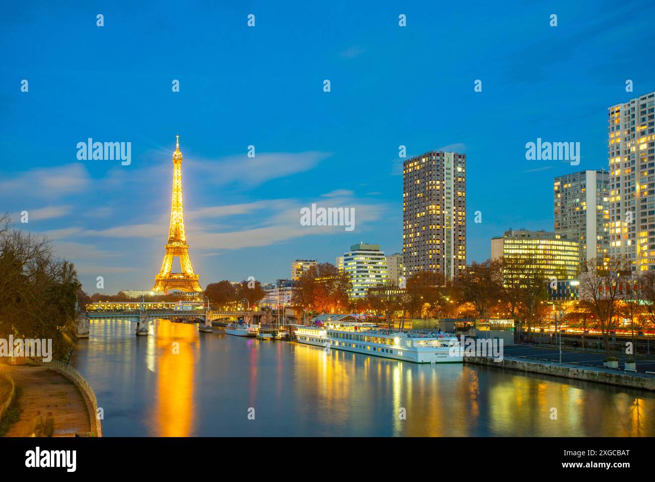 France, Paris, the banks of the Seine, the Eiffel Tower and the ...
