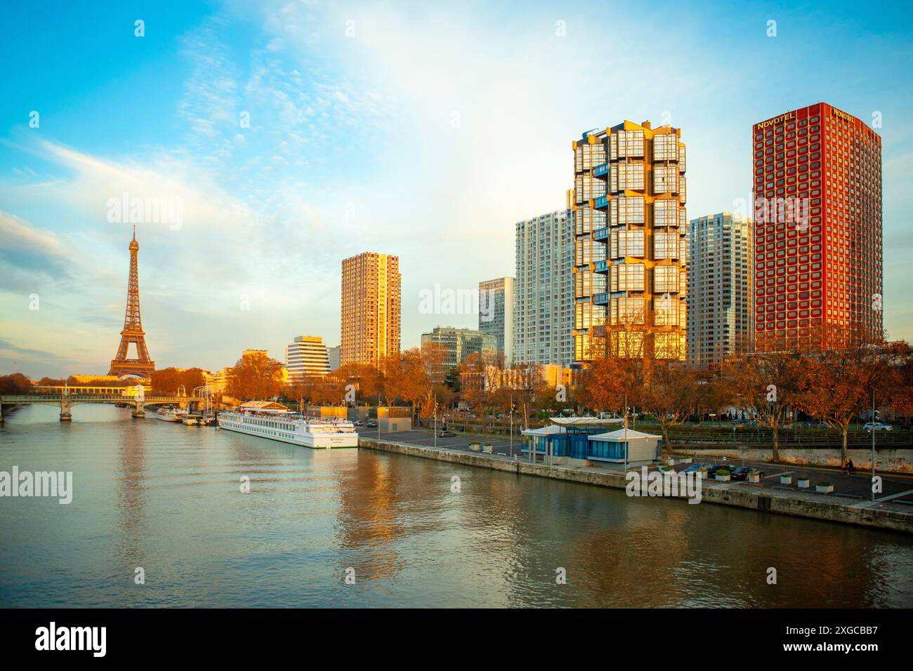 France, Paris, the banks of the Seine, the Eiffel Tower and the ...