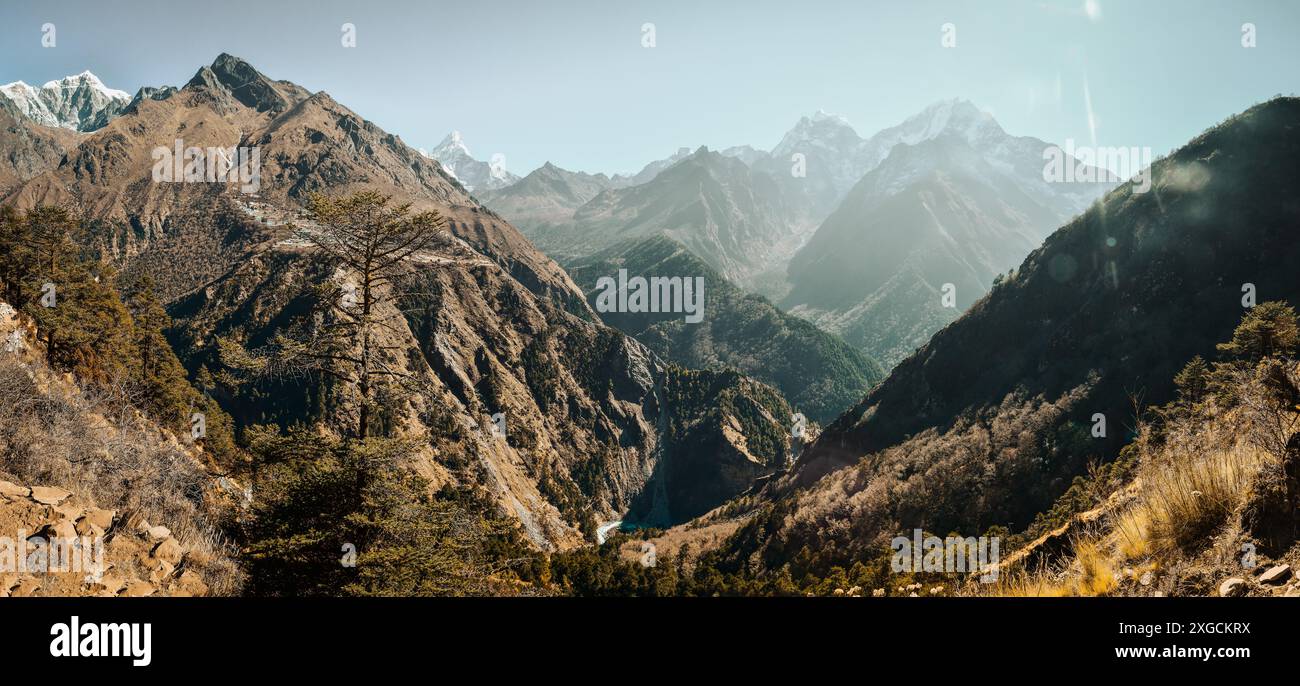 Himalayas mountains panorama in fall. Everest base camp trekking route ...
