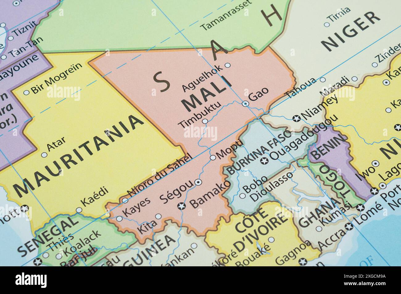 Close up to a Mali political map with country frontiers and most ...