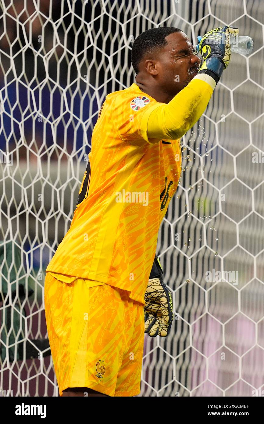 France goalkeeper Mike Maignan during a quarterfinal match between ...