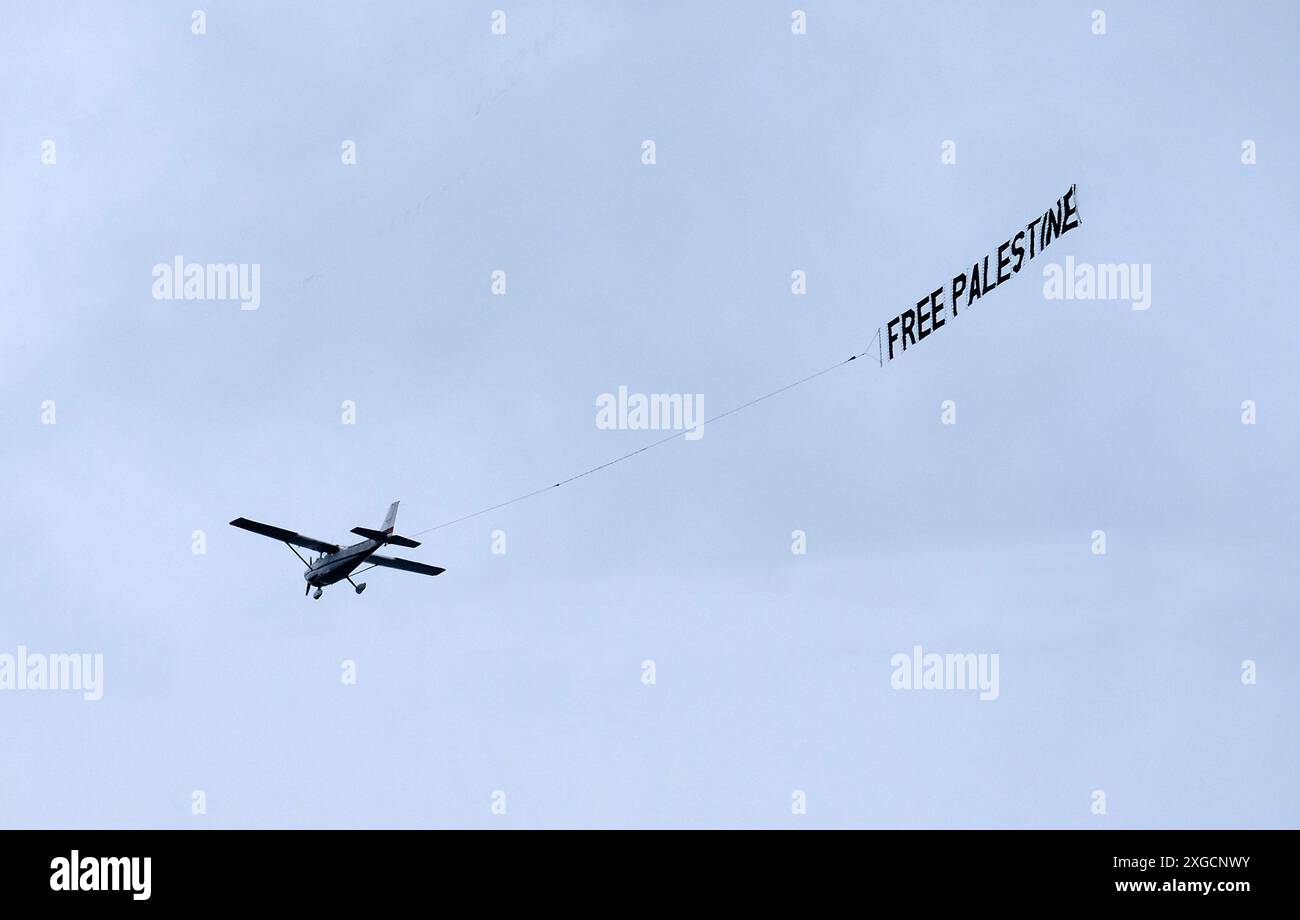 A plane with a "Free Palestine" banner in the sky Stock Photo - Alamy